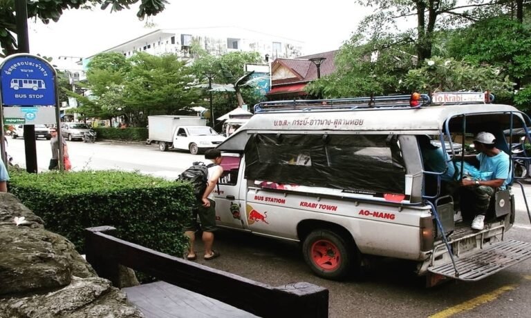 Les Songthaews en Thaïlande : prix, itinéraires et guide du taxi local